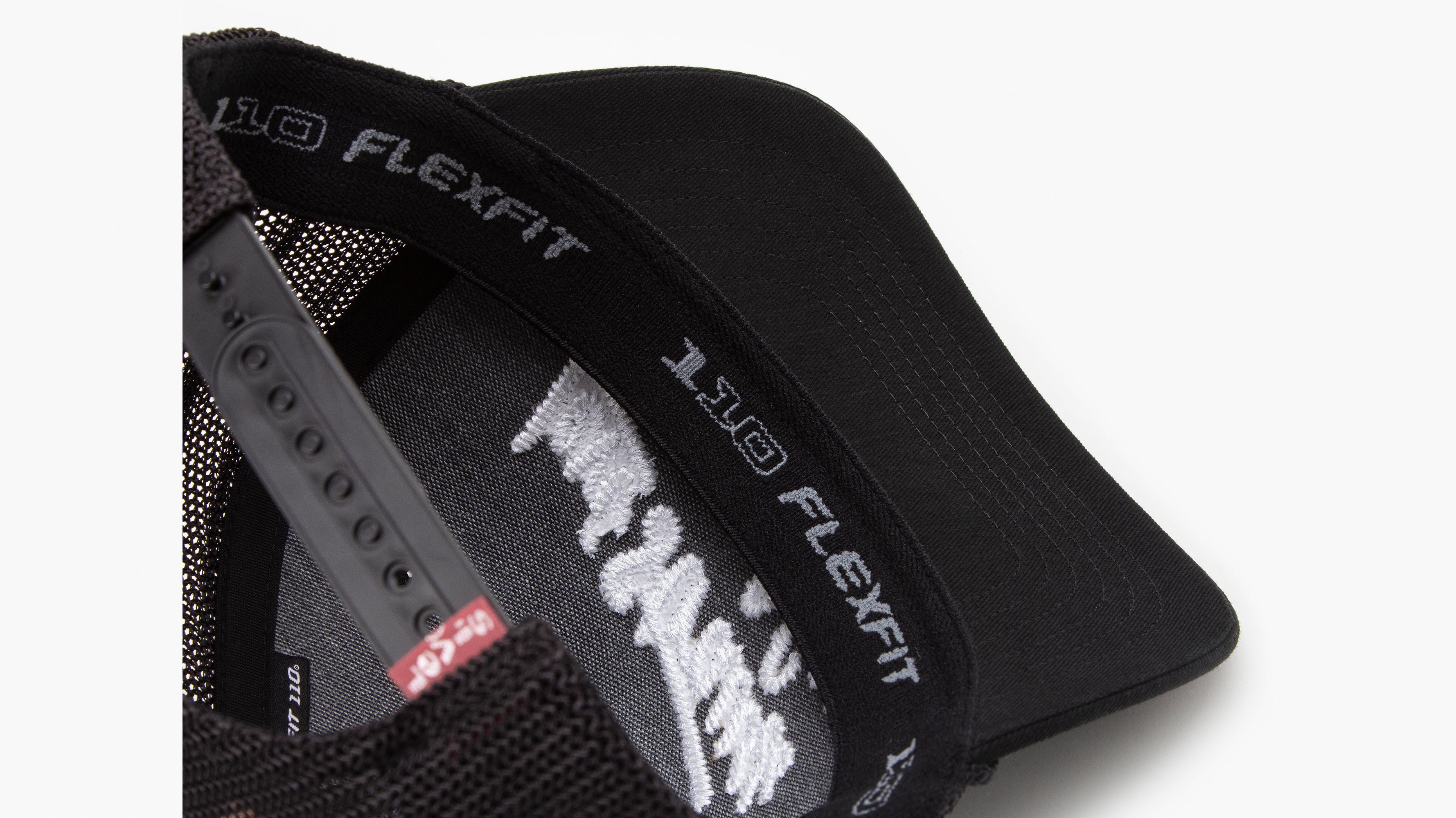 Embrodiered Flexfit Cap - Black | Levi's® KZ